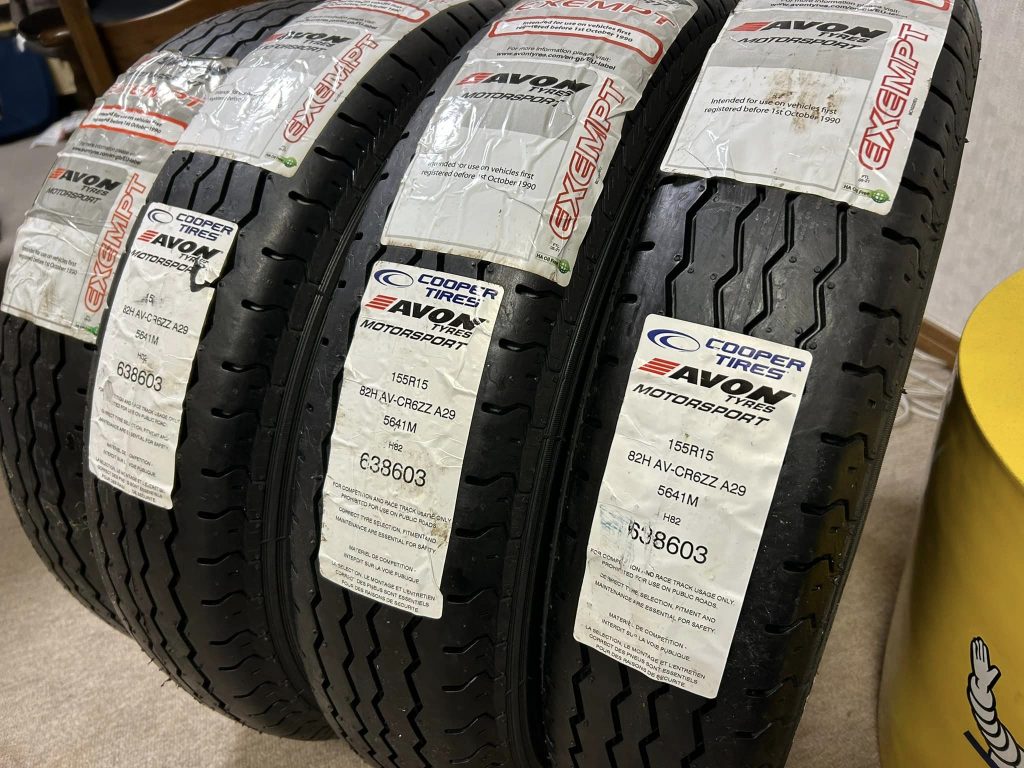 Avon CR6ZZ 155R15 82H 四本がイギリスから到着 | 村上タイヤ