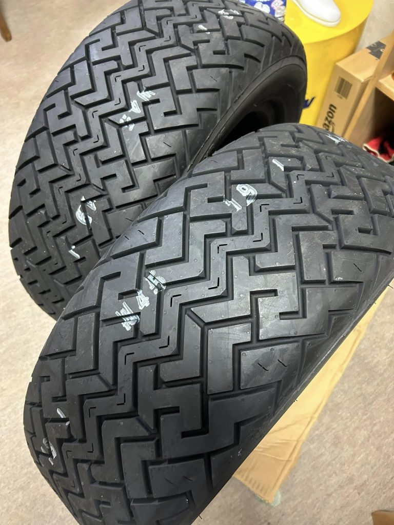 独特なトレッドパターンのピレリ・CN36 | 村上タイヤ